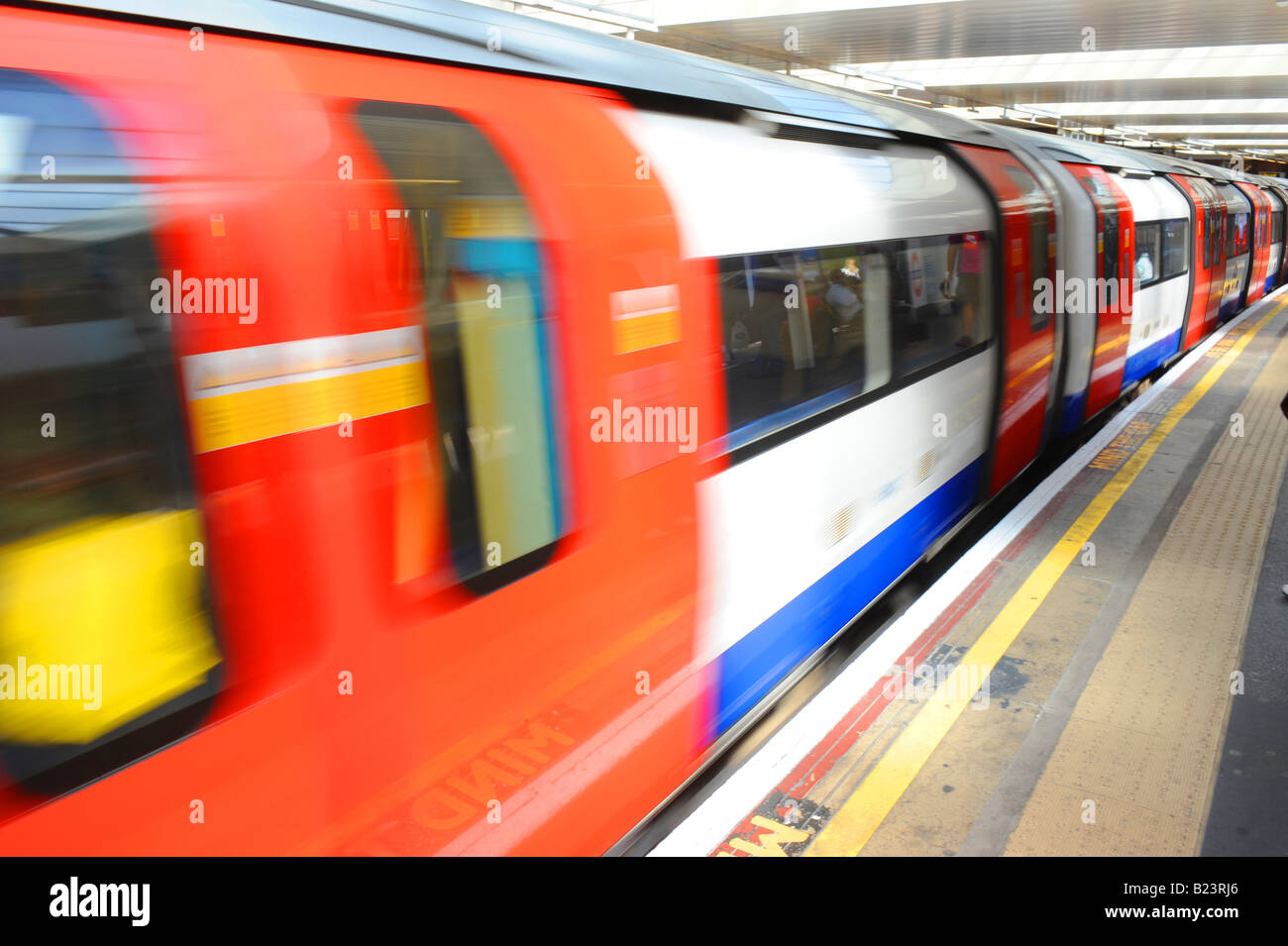 London underground jubilee line trains hi-res stock photography and ...
