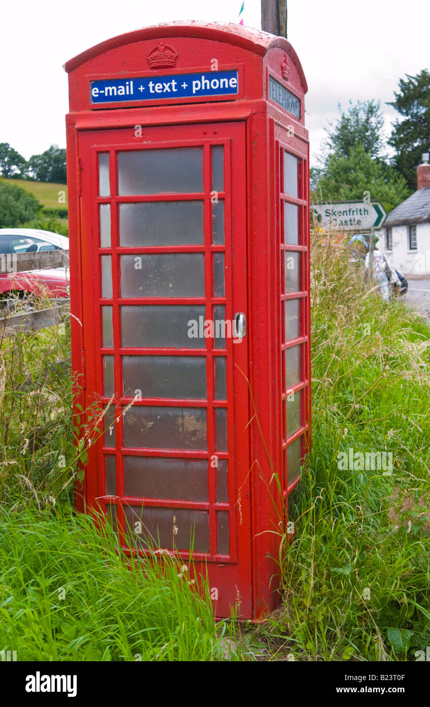 Red phone box wales hi-res stock photography and images - Alamy