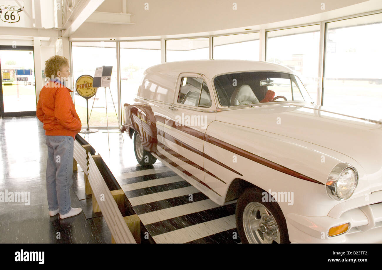 Car route 66 woman hi-res stock photography and images - Alamy