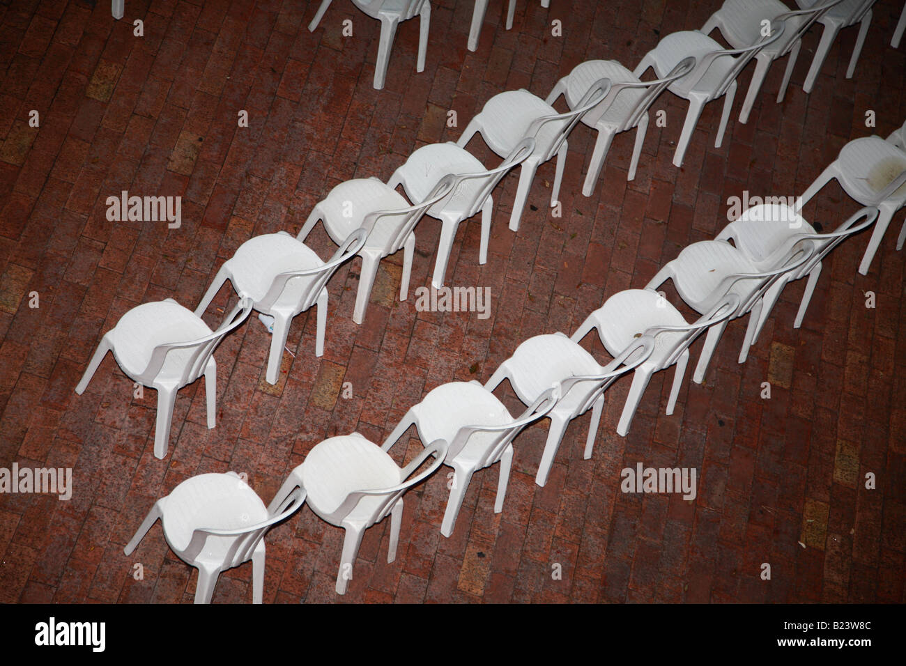 two rows white plastic chairs Stock Photo - Alamy