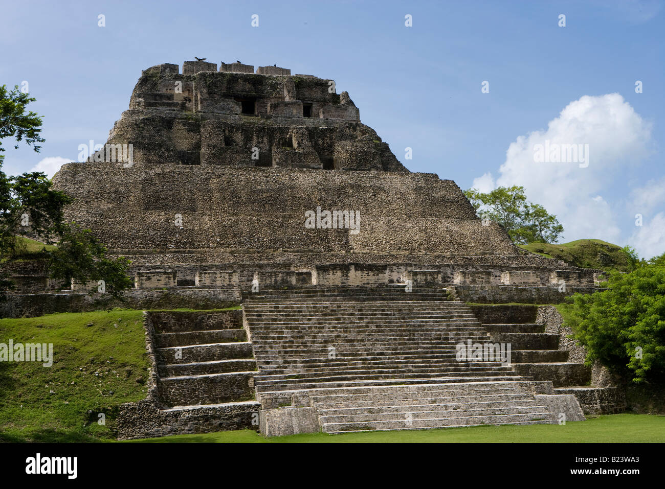 Mayan pyramid hi-res stock photography and images - Alamy