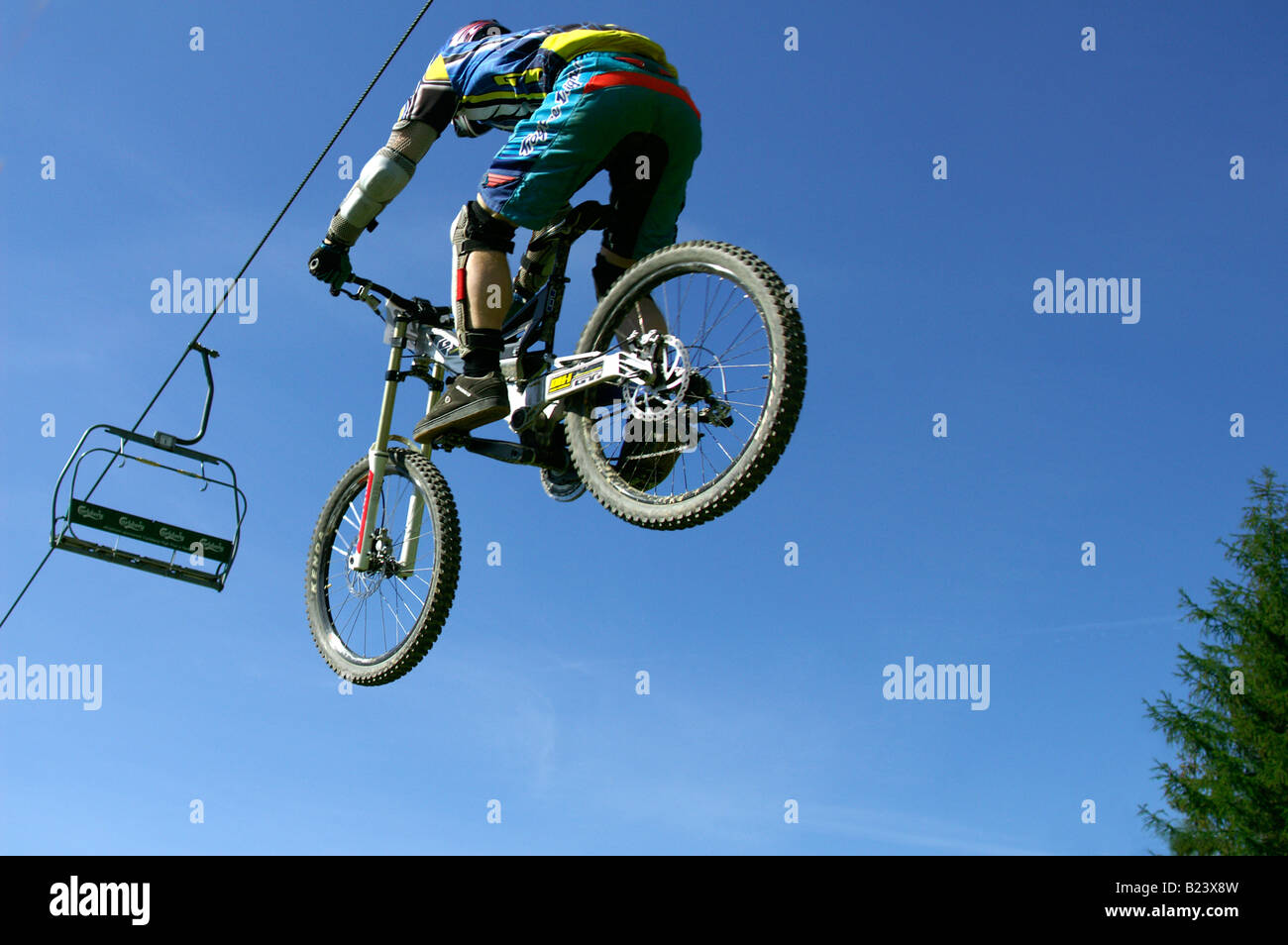 pro downhill mountain bike rider Stock Photo - Alamy