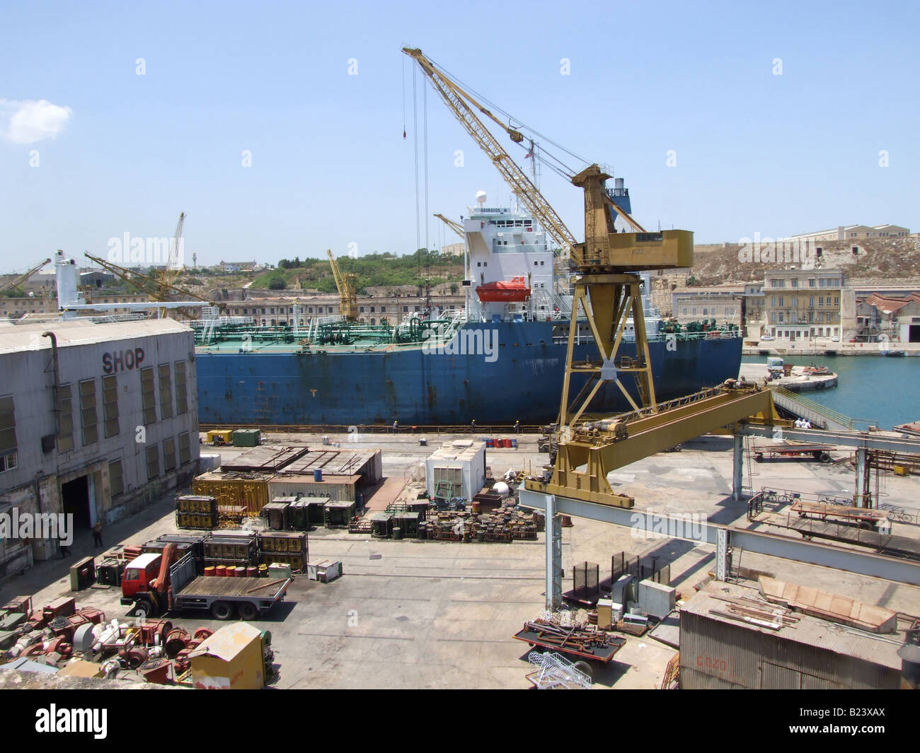 Crane docks dockyard hi-res stock photography and images - Alamy