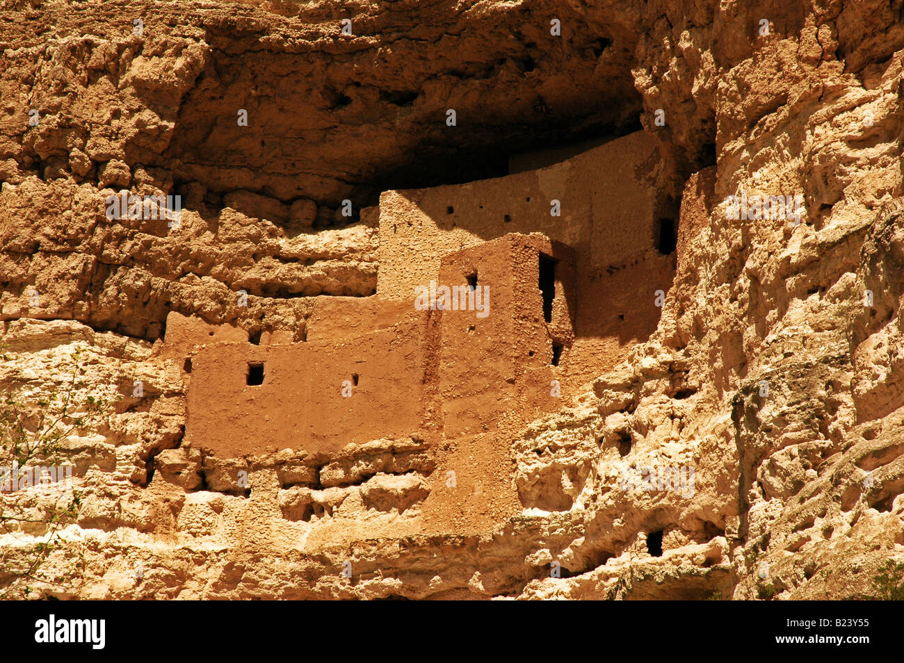 Ancient Native American dwelling at Montezuma's Castle National ...