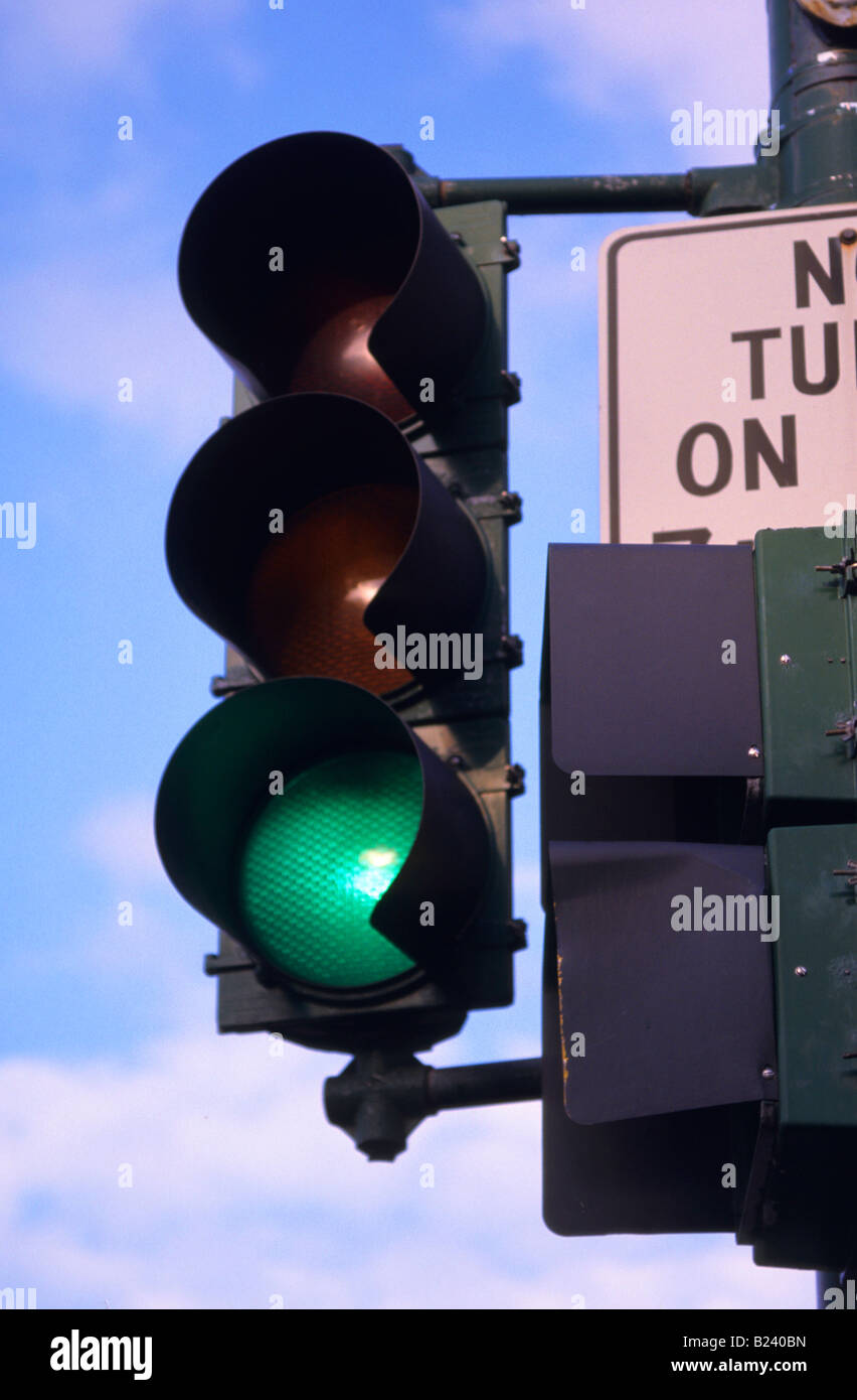 TRAFFIC SIGNAL GREEN LIGHT PROCEED Stock Photo - Alamy