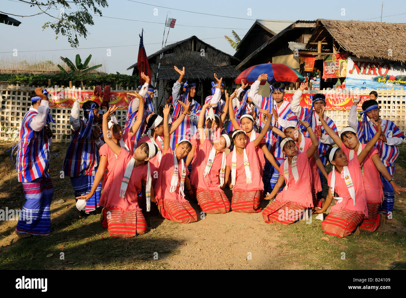 Kayans hi-res stock photography and images - Alamy