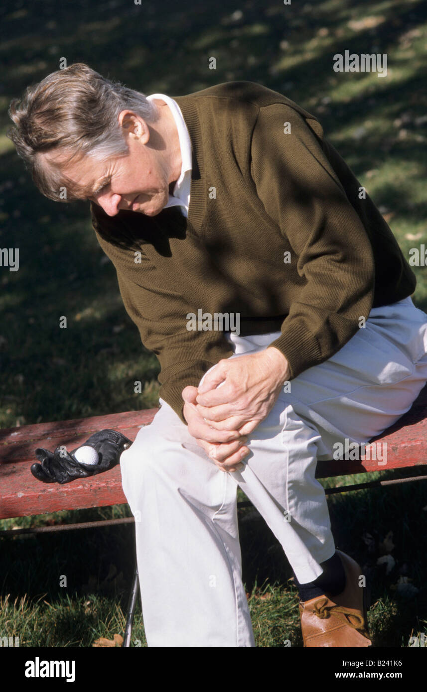 SENIOR MAN EXPERIENCING KNEE PAIN ON GOLF COURSE Stock Photo - Alamy