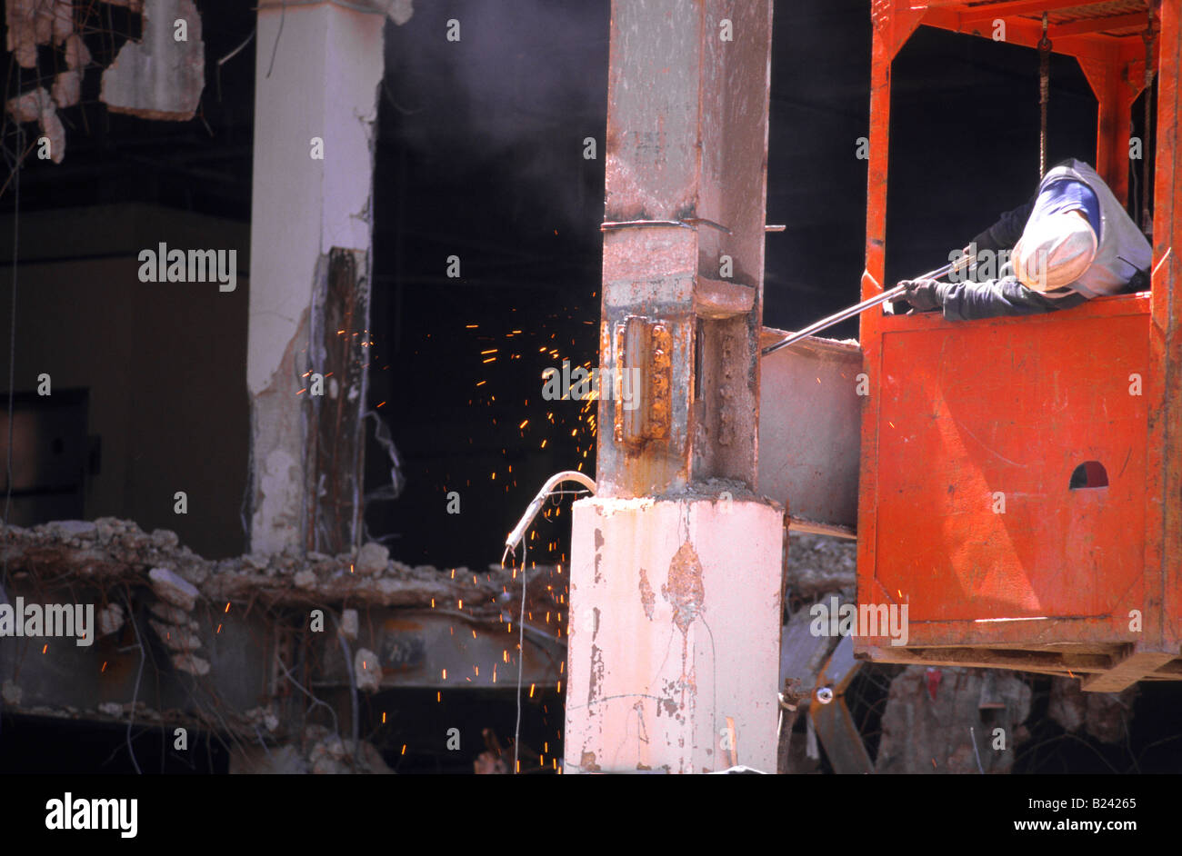 WORKERS USING ACETYLENE TORCH DEMOLITION BUILDING Stock Photo - Alamy