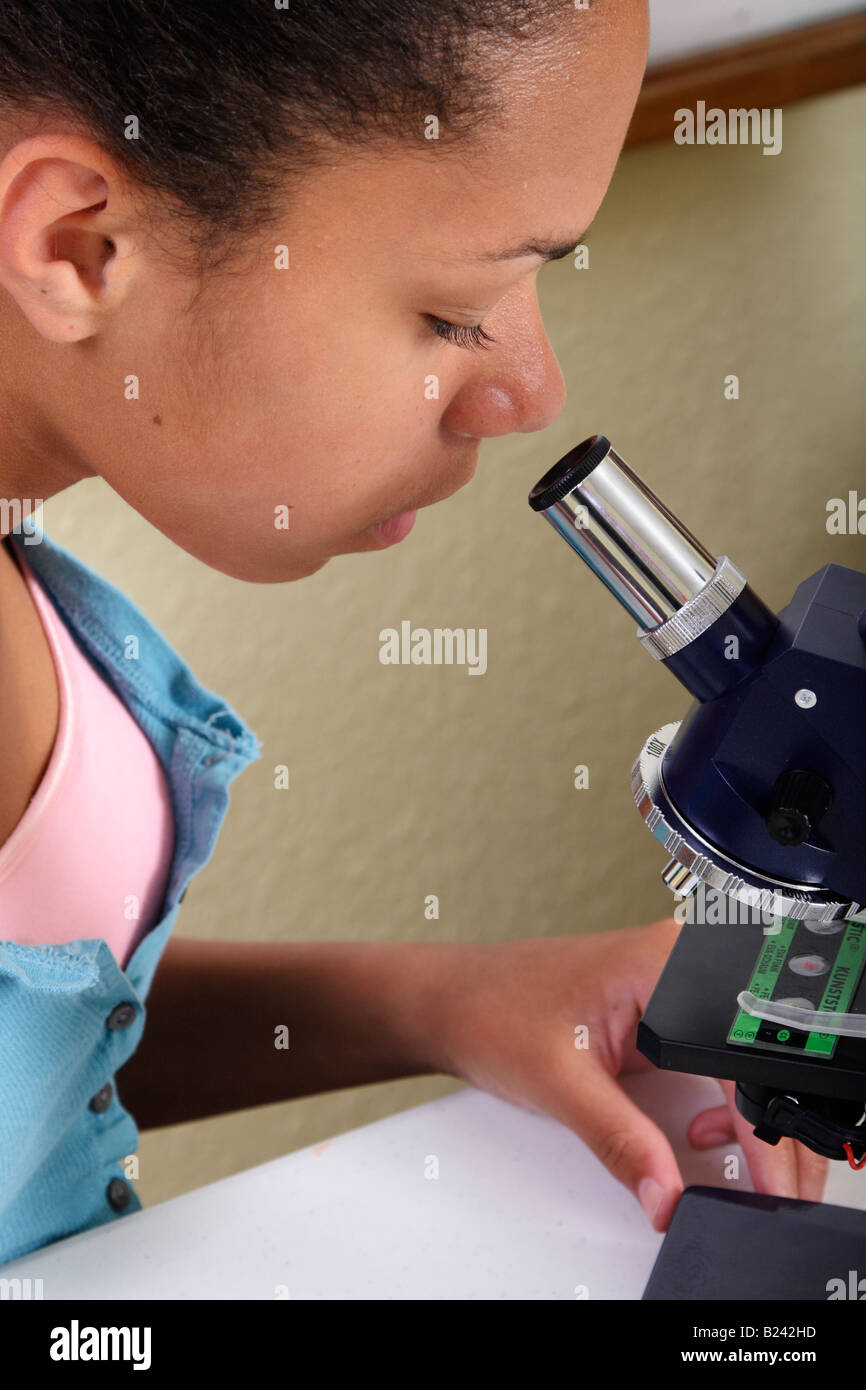 A student using a microscope Stock Photo - Alamy