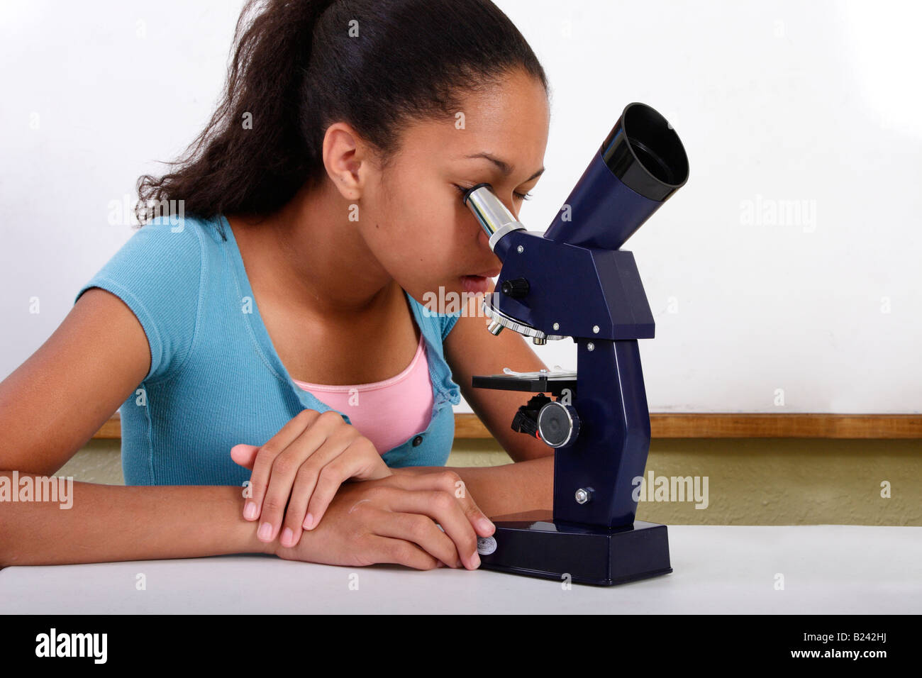 A student using a microscope Stock Photo - Alamy