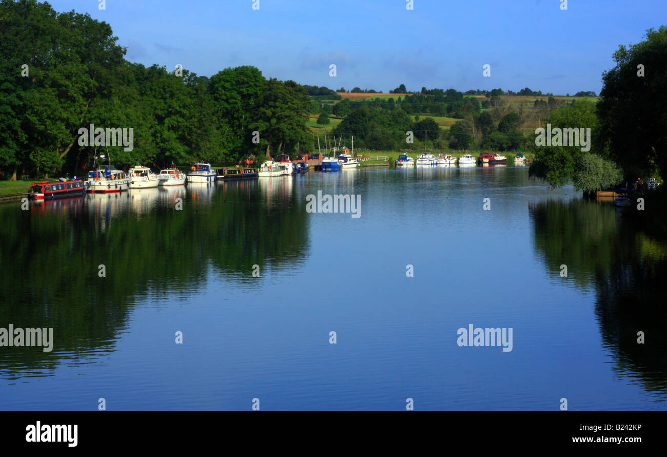 River thames cookham with boats hi-res stock photography and images - Alamy