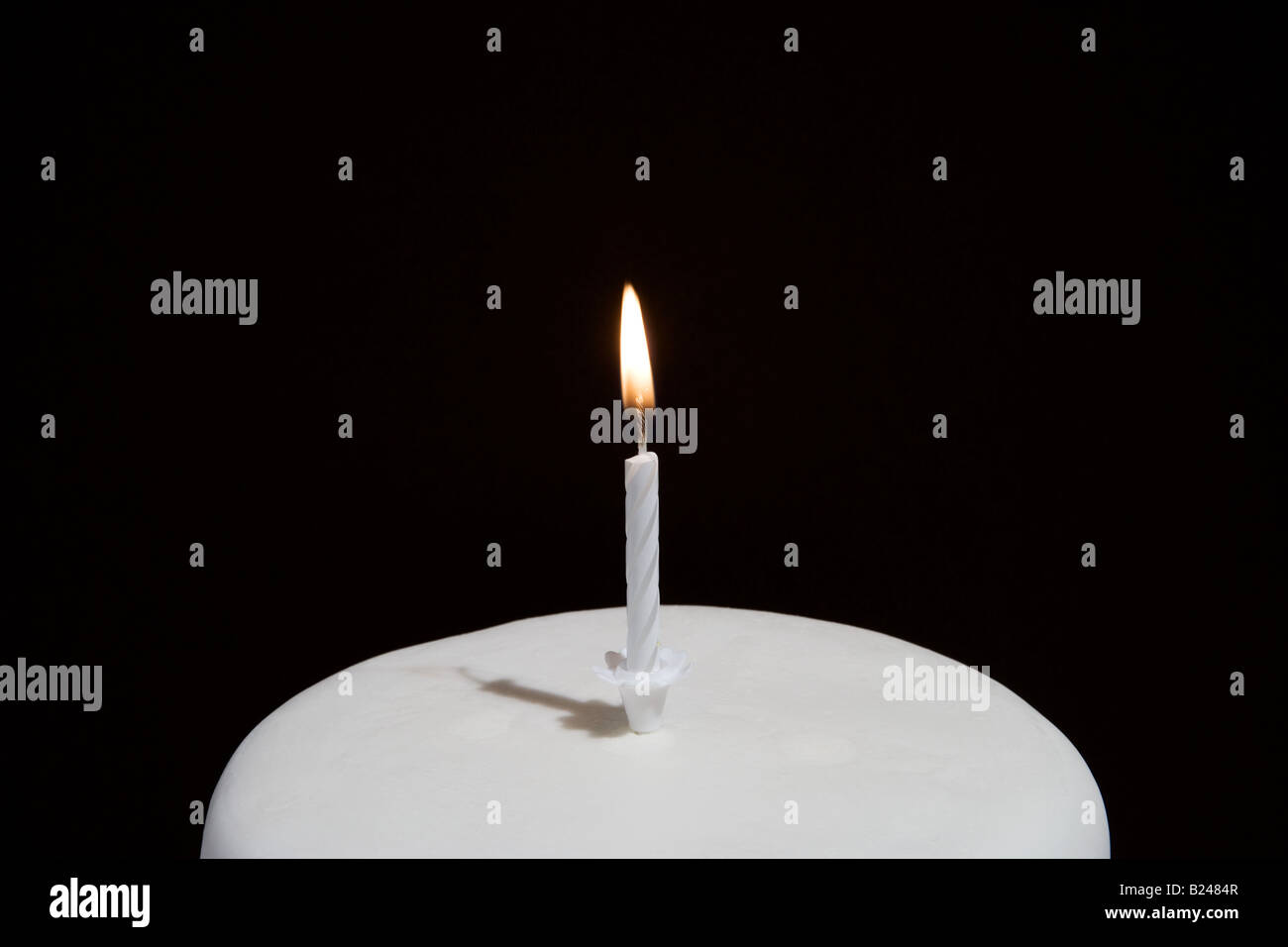 Birthday candle on cake hi-res stock photography and images - Alamy