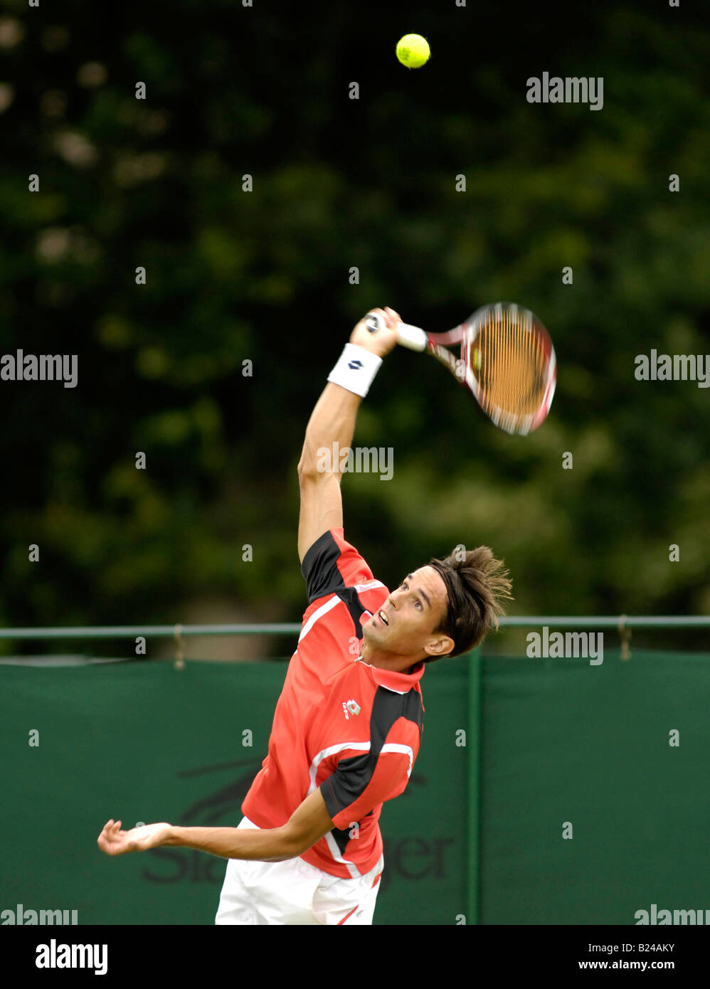 tennis player serving Stock Photo - Alamy