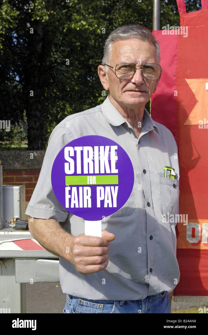 UNISON Local Government working man on strike over payrise demands in ...