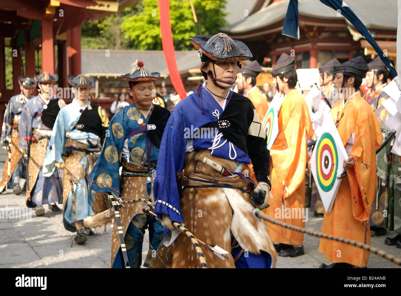 Archers in traditional Samurai clothing walk out to start the Kamakura ...
