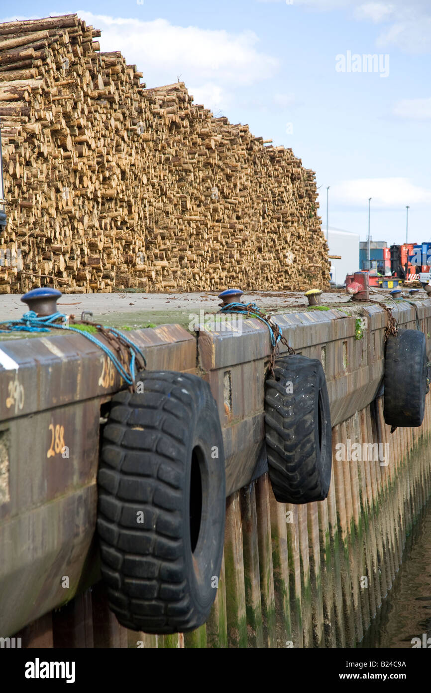 Timber loading scotland hi-res stock photography and images - Alamy