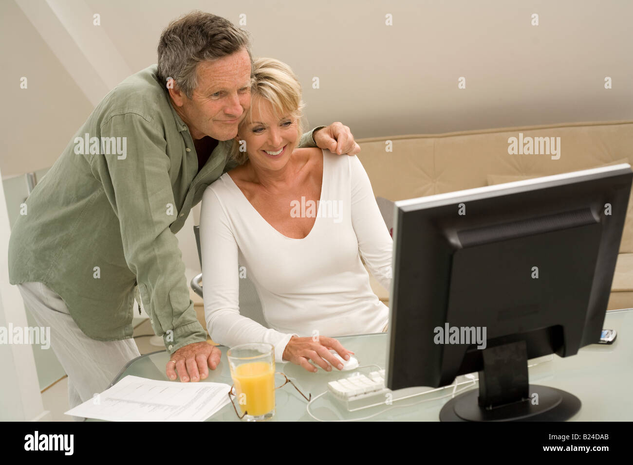 Couple at computer hi-res stock photography and images - Alamy