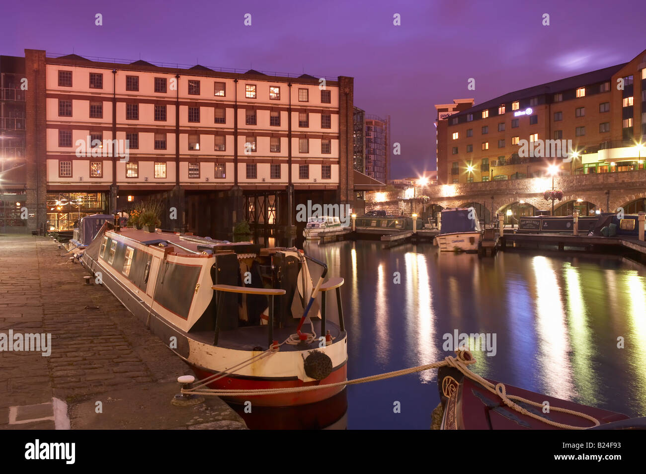 CANAL BASIN VICTORIA QUAYS SHEFFIELD SUMMER ENGLAND UNITED KINGDOM UK ...