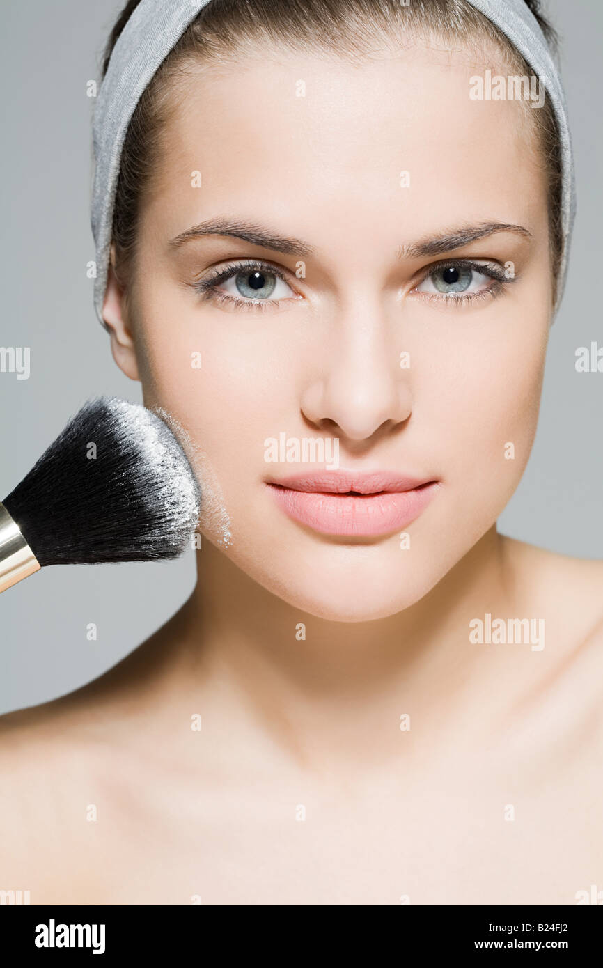 Woman applying face powder Stock Photo - Alamy
