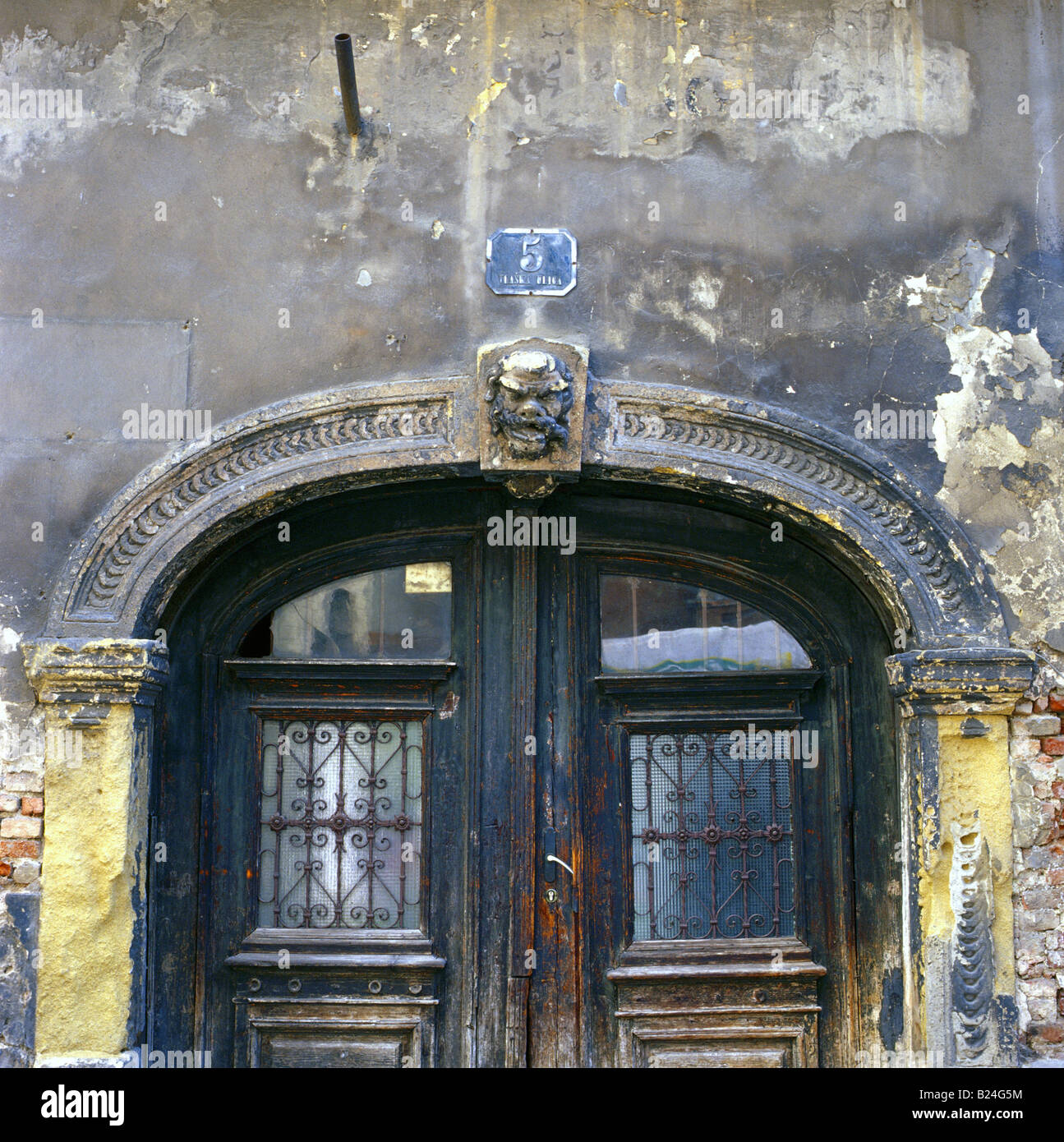 Street door hi-res stock photography and images - Alamy