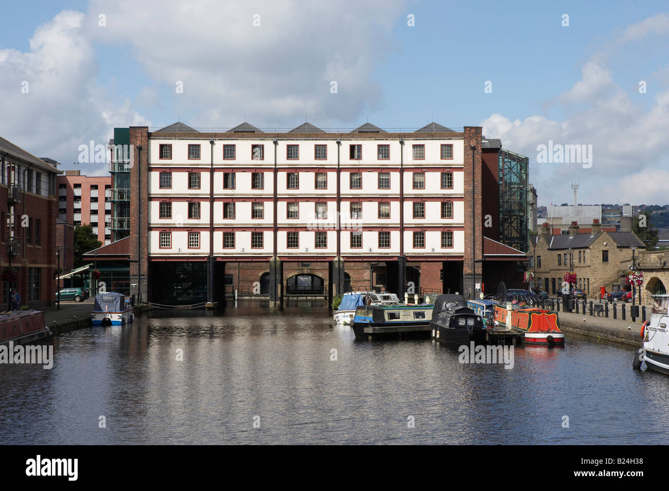 CANAL BASIN VICTORIA QUAYS SHEFFIELD SUMMER ENGLAND UNITED KINGDOM UK ...