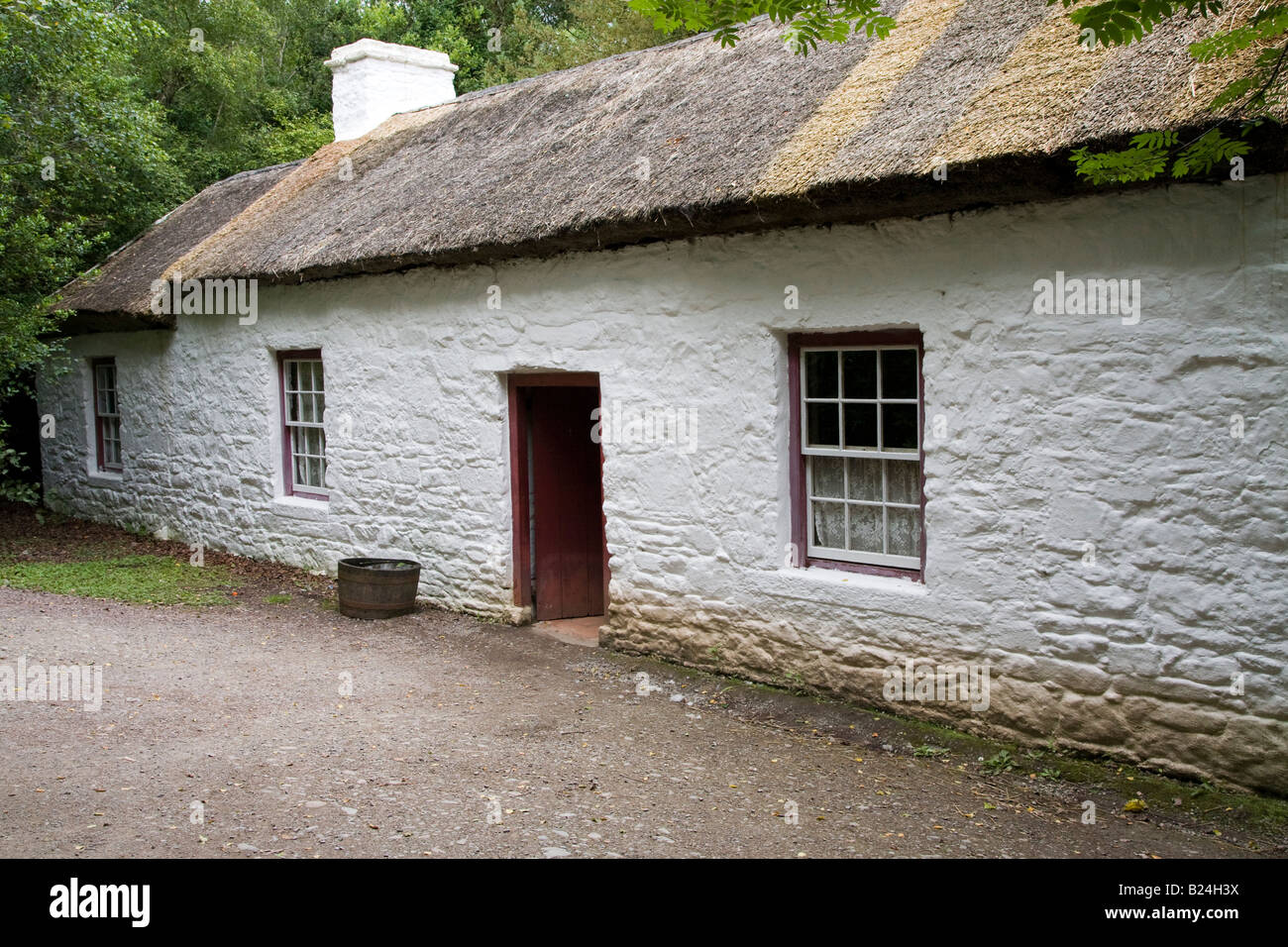 Thatched irish cottage hi-res stock photography and images - Alamy