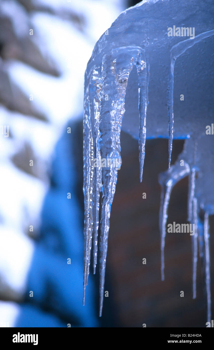 ICICLE ON EAVE OF BUILDING ICICLE Stock Photo - Alamy