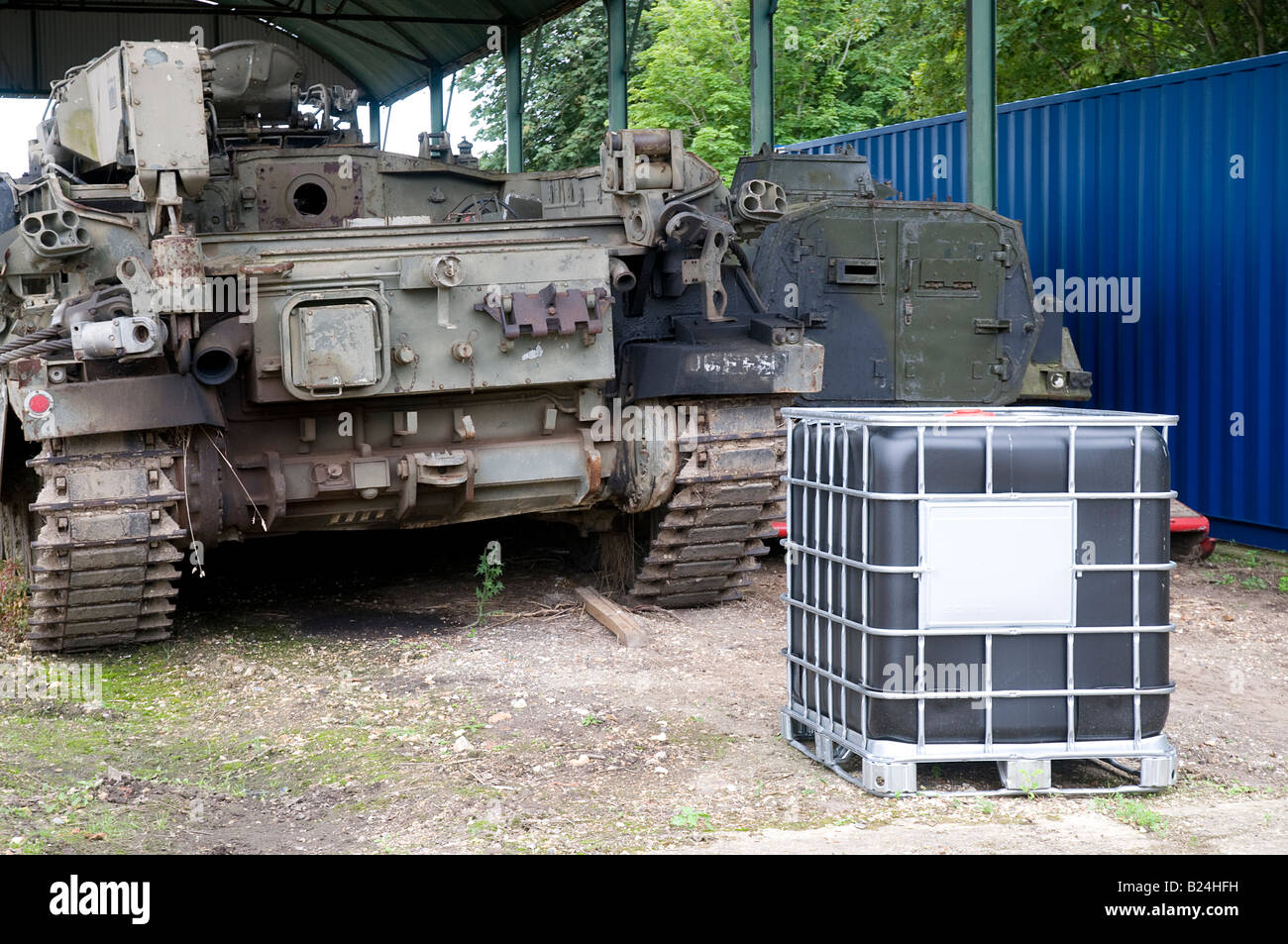 Pair of tanks hi-res stock photography and images - Alamy