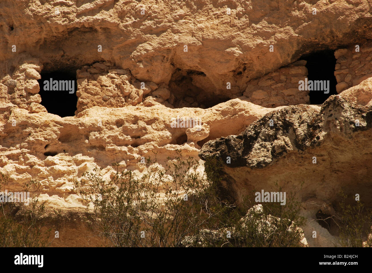 Ancient Native American storage rooms at Montezuma's Castle National ...