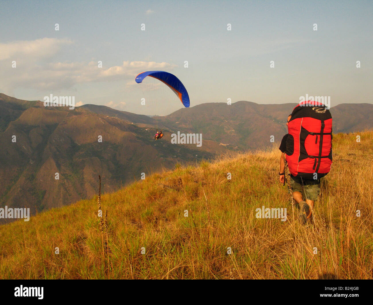 Parachuting down hi-res stock photography and images - Alamy