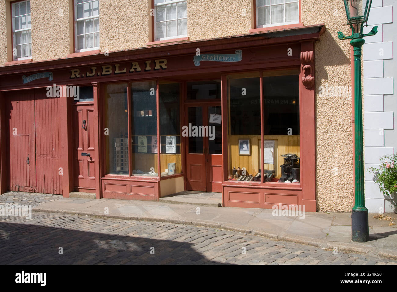 Traditional irish shopfront hi-res stock photography and images - Alamy