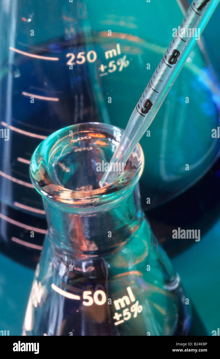 LAB GLASSWARE ERLENMYER FLASKS TEST PIPETTE Stock Photo - Alamy
