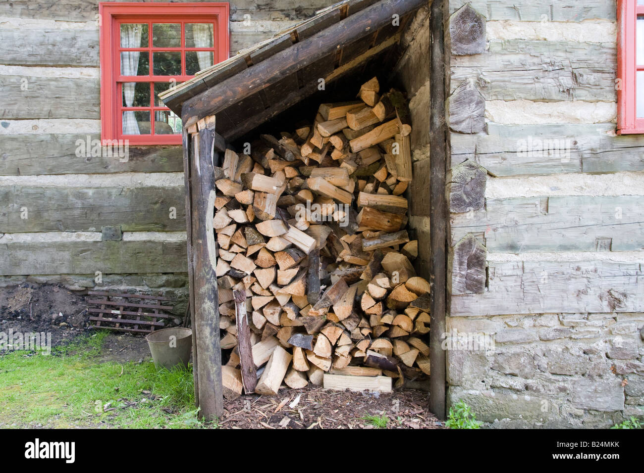 Chopped logs in an outhouse of a log cabin Stock Photo - Alamy