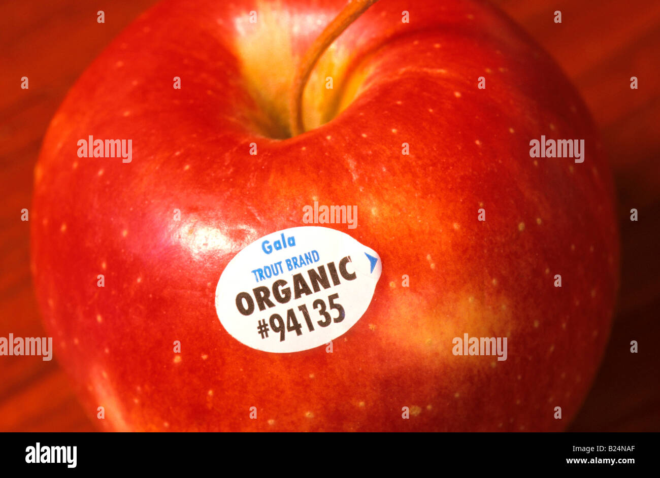 ORGANICALLY GROWN FOOD LABEL APPLE Stock Photo - Alamy