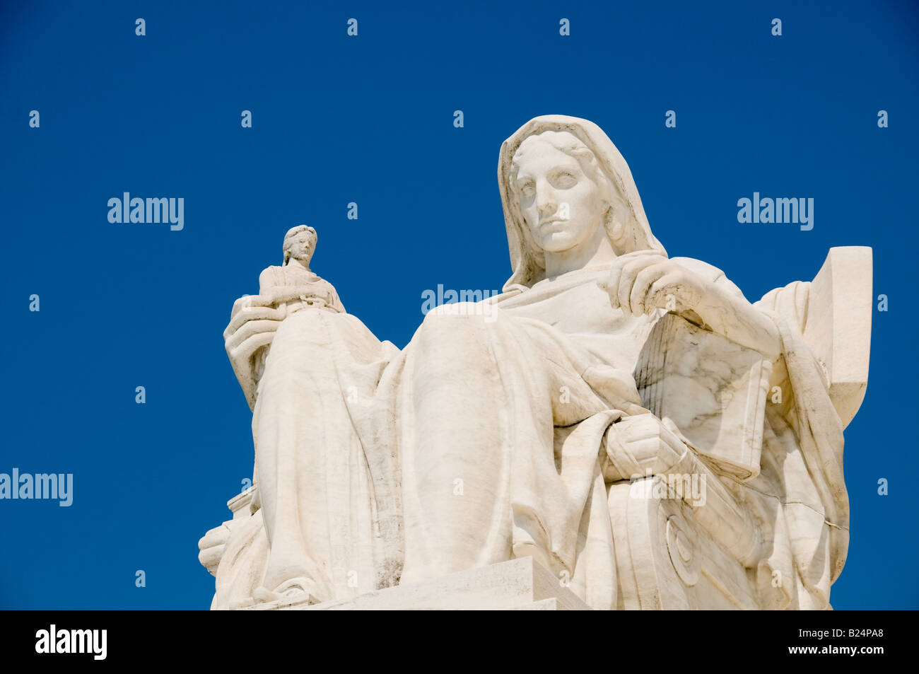 The statue called Contemplation of Justice at the entrance to the US ...
