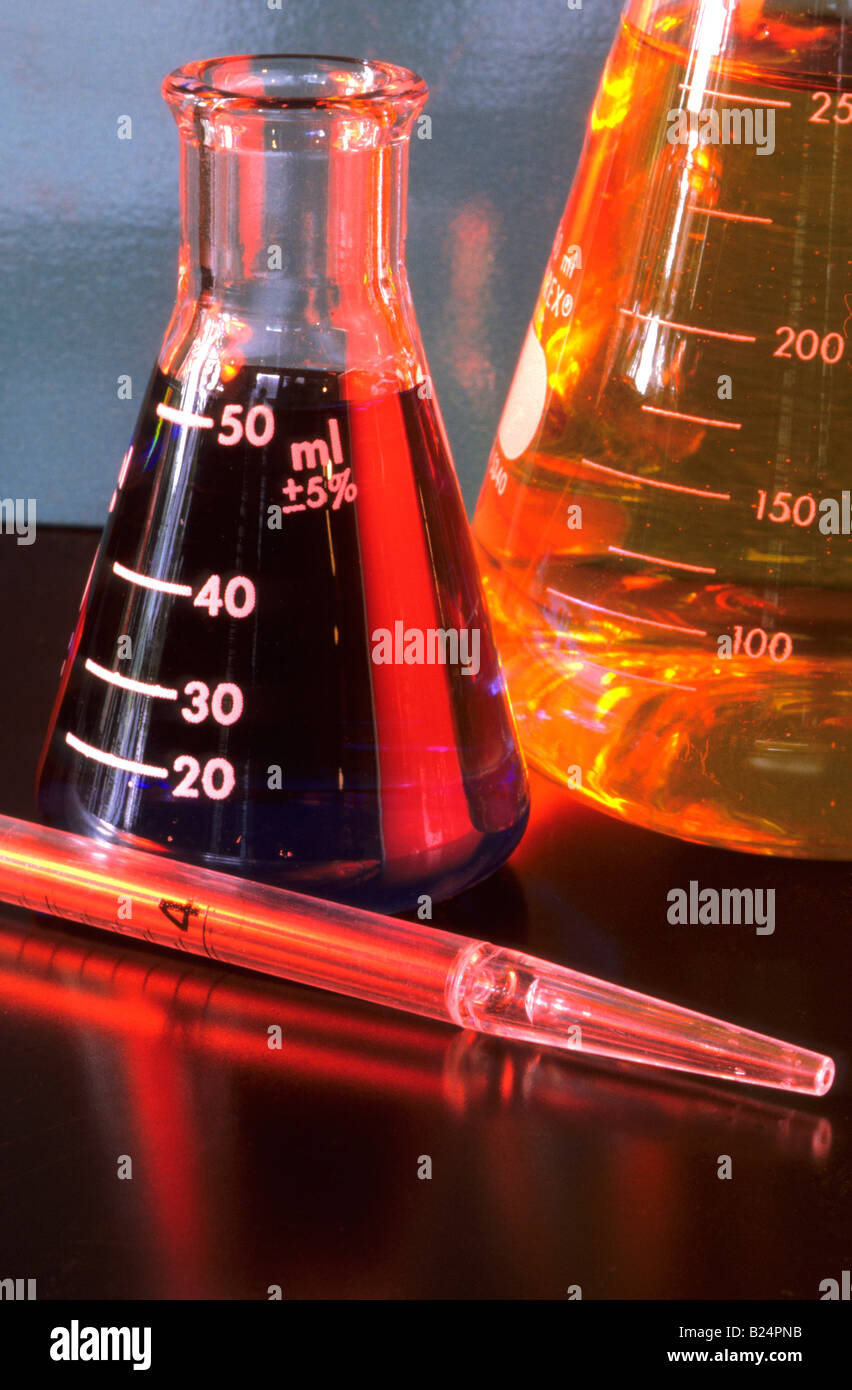 LAB GLASSWARE ERLENMYER FLASKS TEST PIPETTE Stock Photo - Alamy