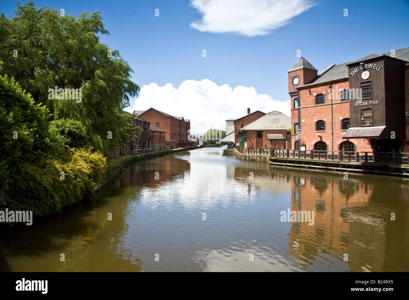 Wigan pier hi-res stock photography and images - Alamy