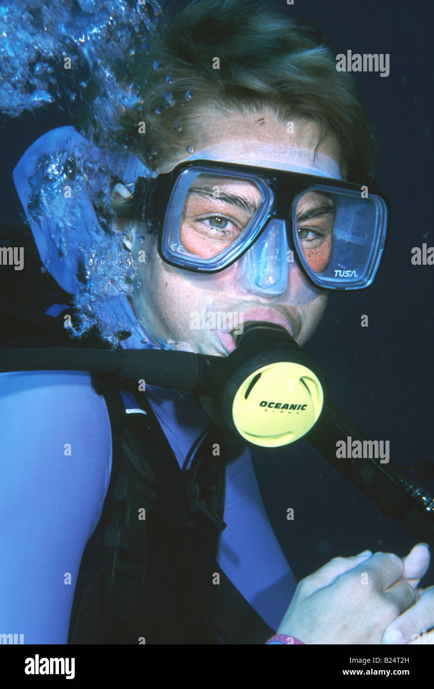 Australia scuba diving woman diver hi-res stock photography and images ...