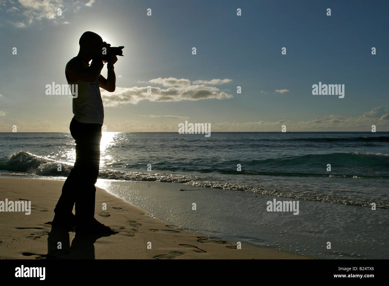 A PHOTOGRAPHER IN THE BEACH Stock Photo - Alamy