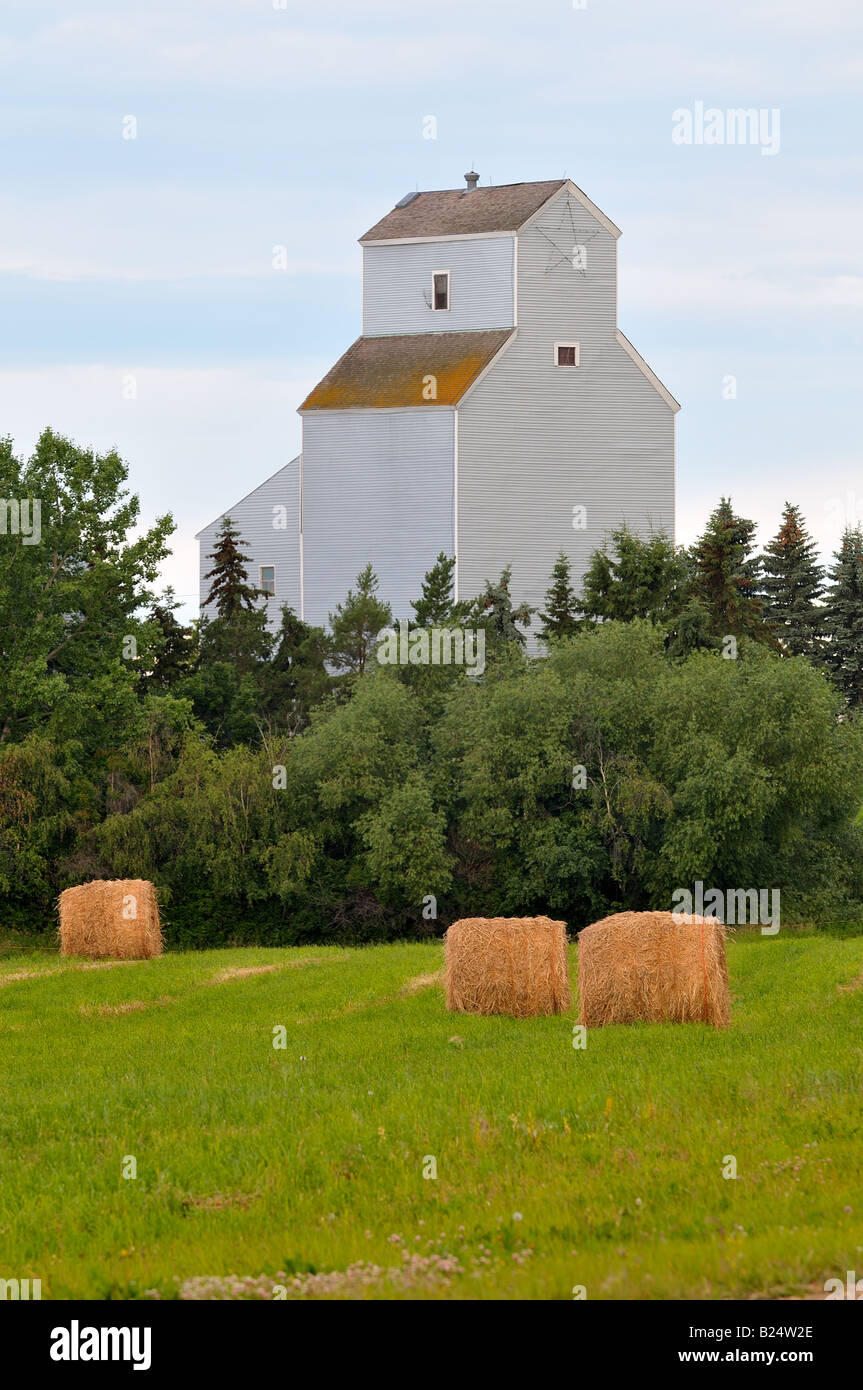 Grain elevator architecture alberta hi-res stock photography and images ...