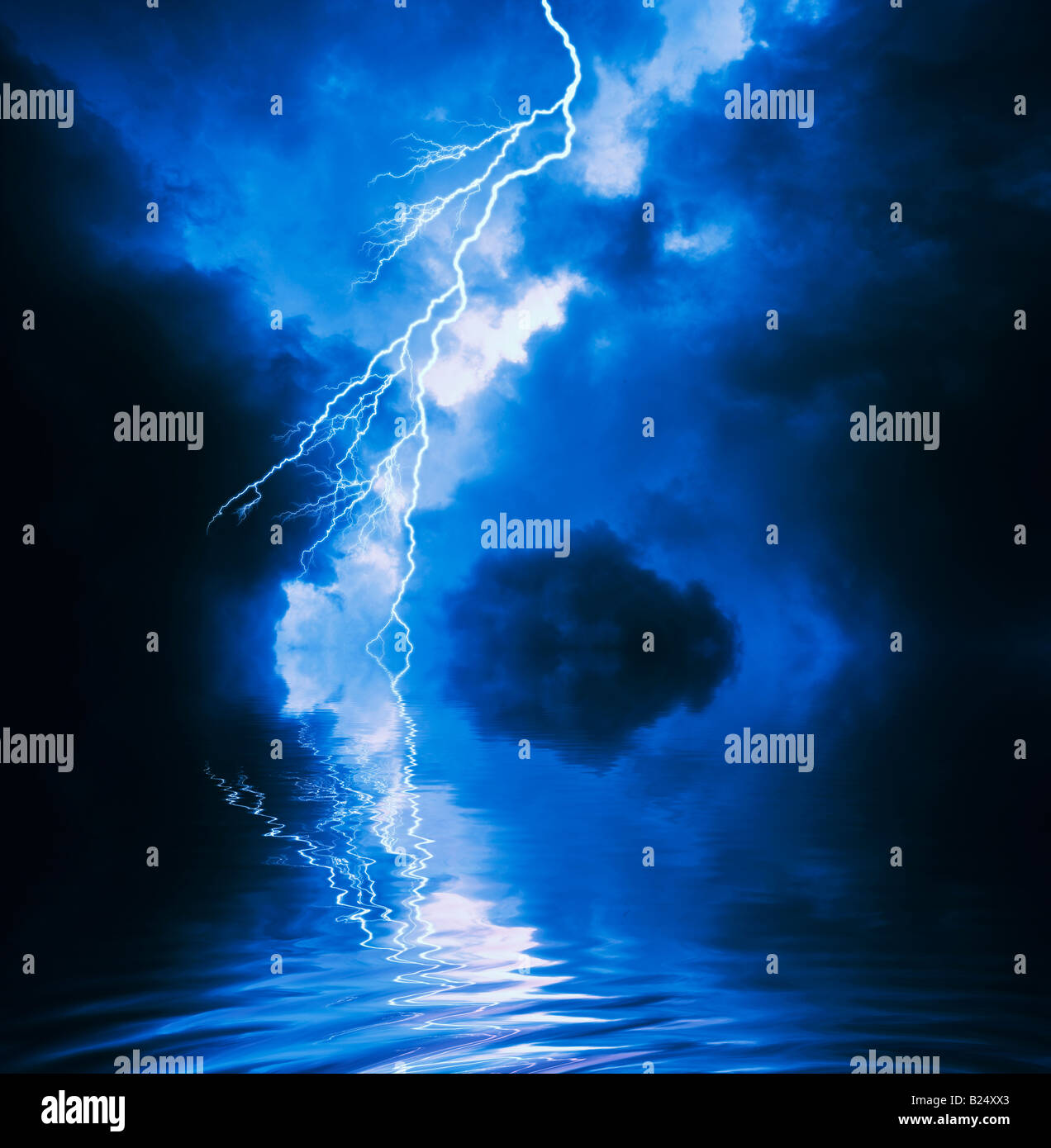 Lightning over water hi-res stock photography and images - Alamy