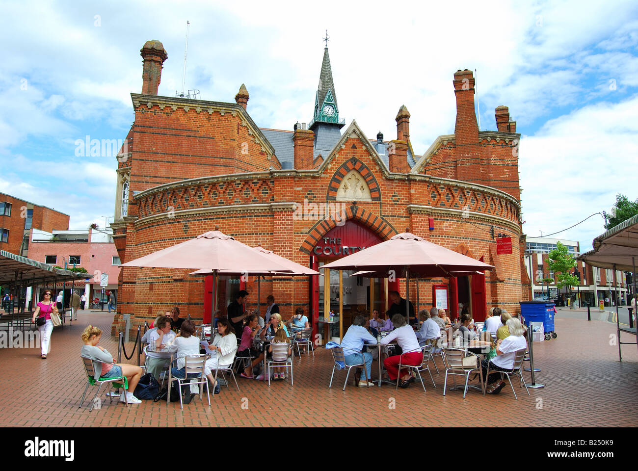 Outdoor cafe, Wokingham Town Hall, Market Place, Wokingham, Berkshire ...