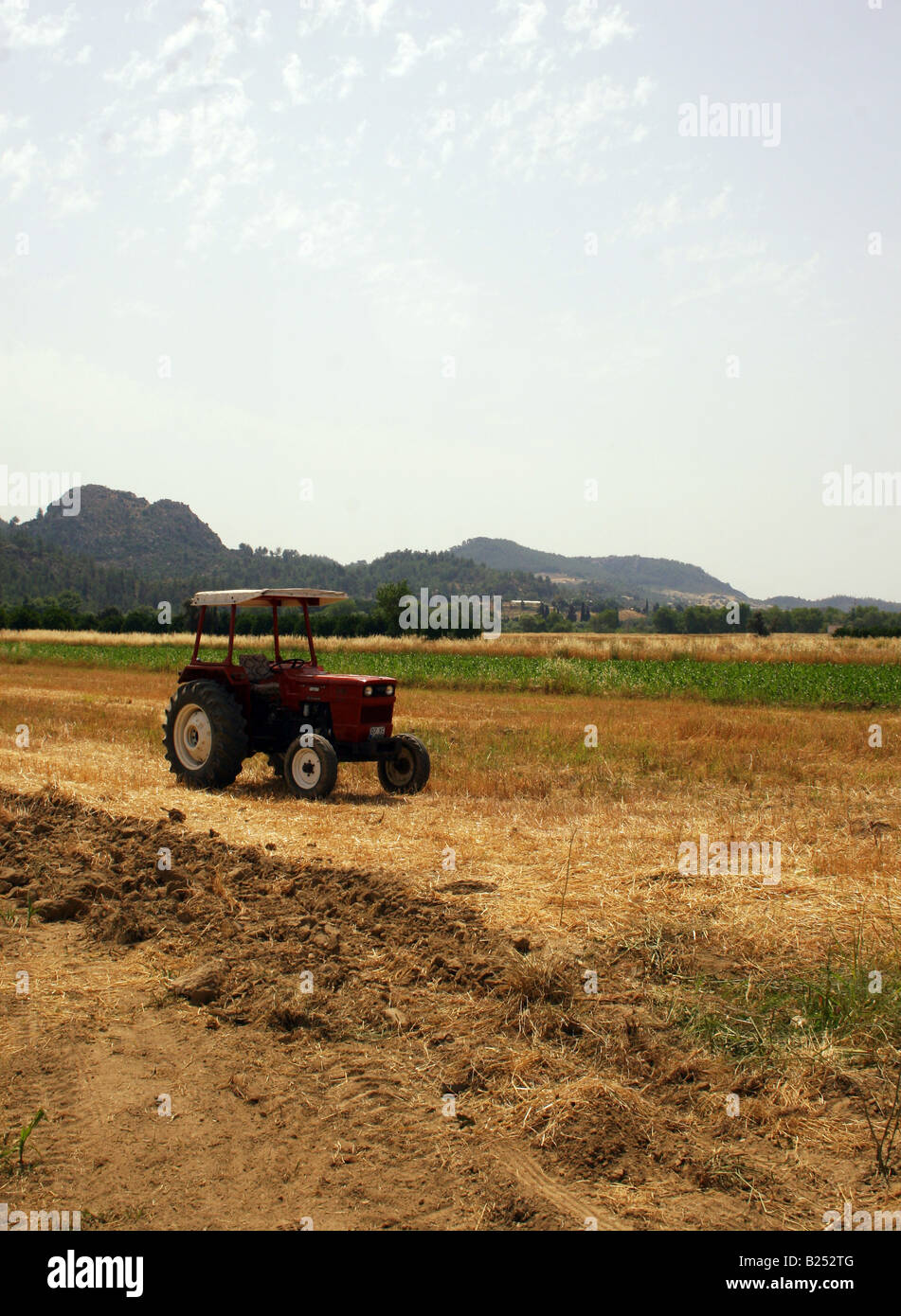 Empty tractor farm hi-res stock photography and images - Alamy