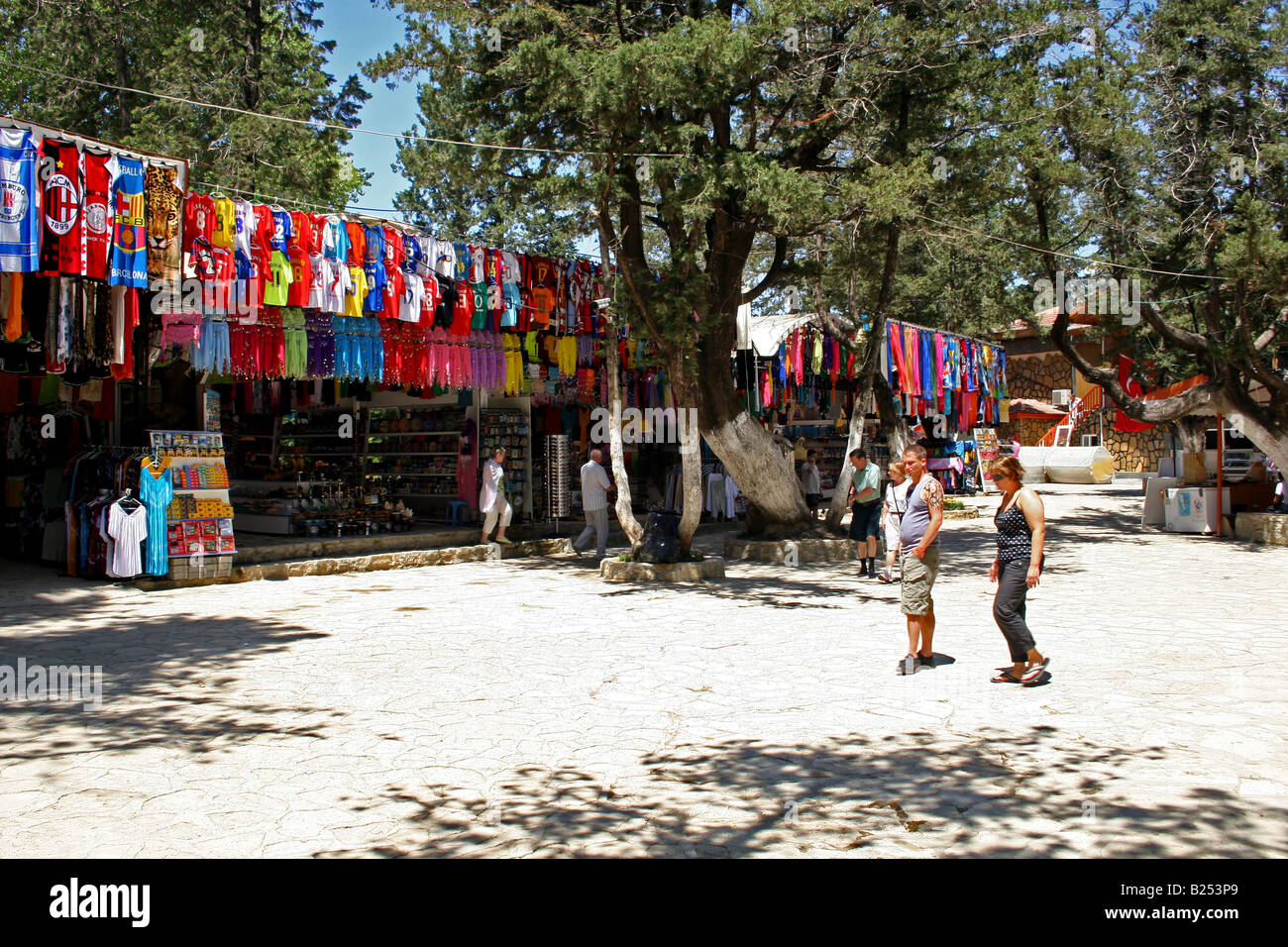 THE COLOURFUL RIVERSIDE MARKET AT MANAVGAT. TURKEY Stock Photo - Alamy