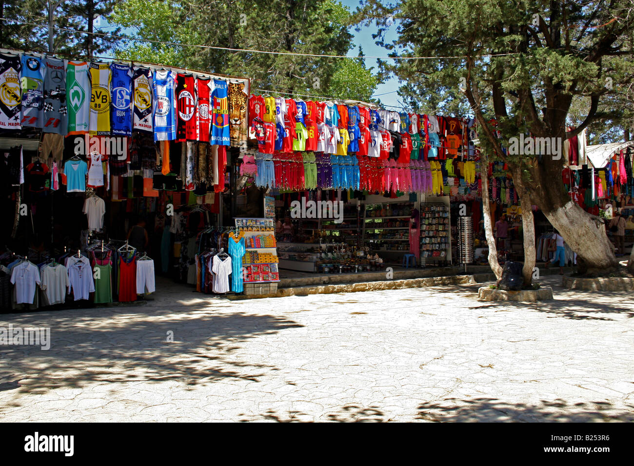 THE COLOURFUL RIVERSIDE MARKET AT MANAVGAT. TURKEY Stock Photo - Alamy