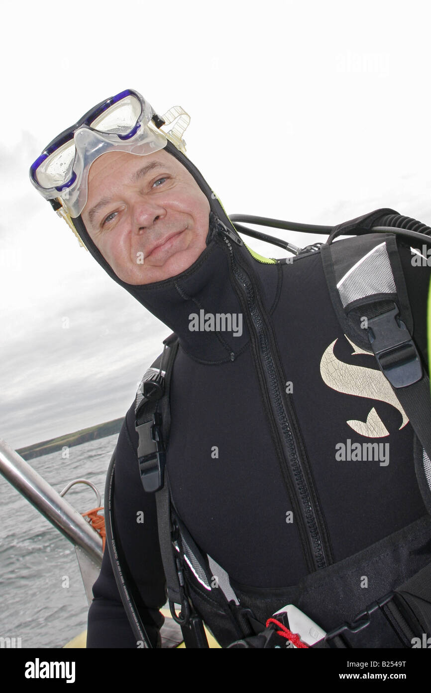 Diver man ready to dive in sea. smiling with goggles.84424 Diving ...