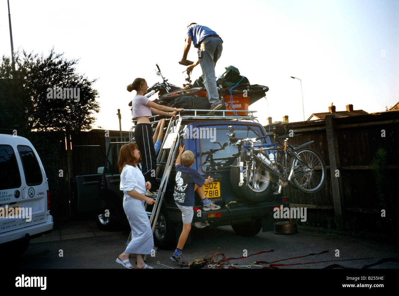 Family Loading Up Car To Go On Holiday Stock Photo - Alamy