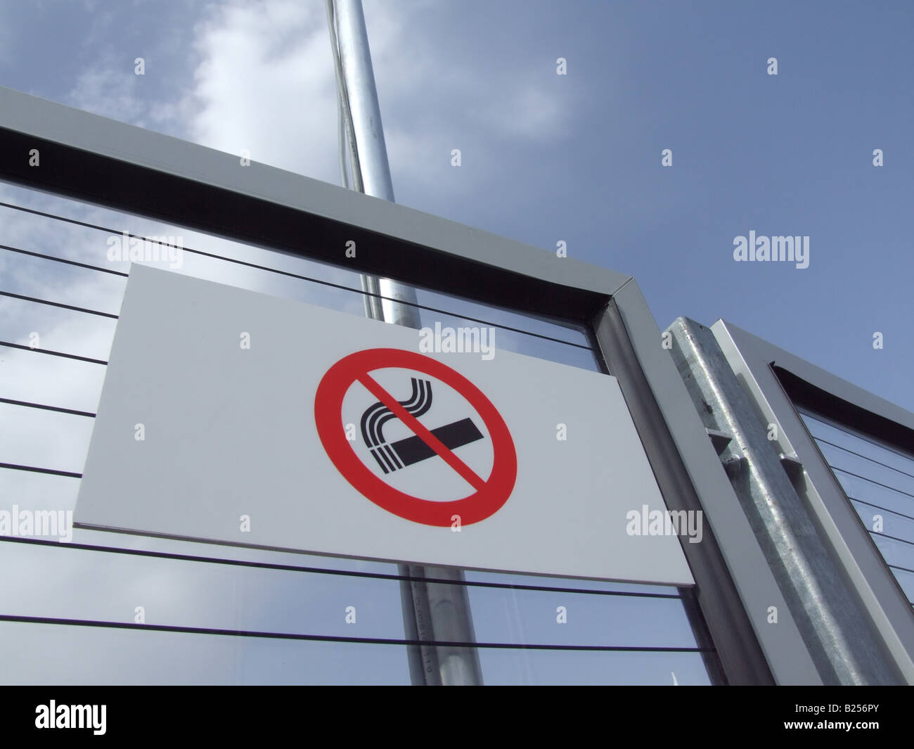 no smoking sign on fence outdoors in sun Stock Photo - Alamy