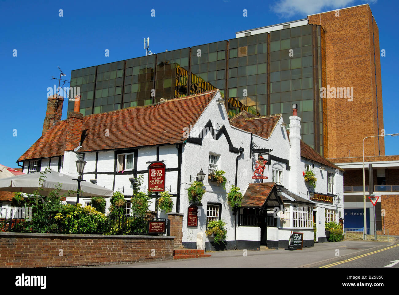 The Red Lion Pub, High Street, Bracknell, Berkshire, England, United ...