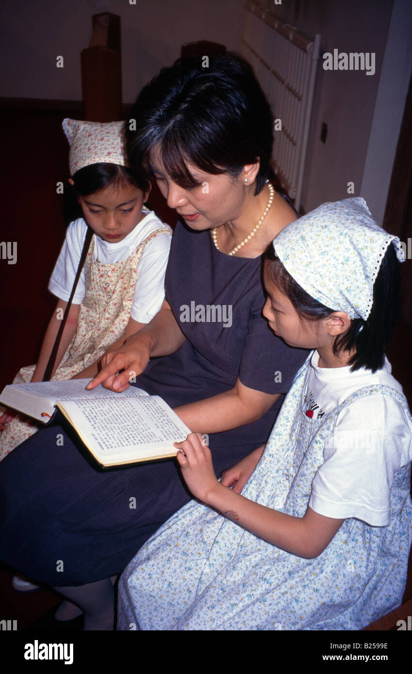 Children reading bible hi-res stock photography and images - Alamy